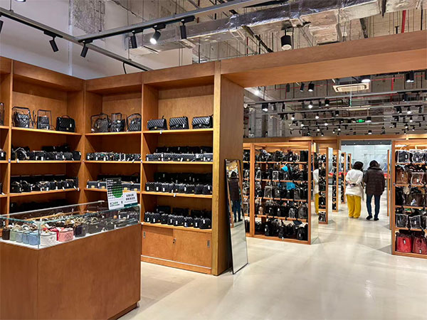 中国、中古品「爆買い」が映す景気低迷 半値ルイ・ヴィトンで年20％成長：日経ビジネス電子版